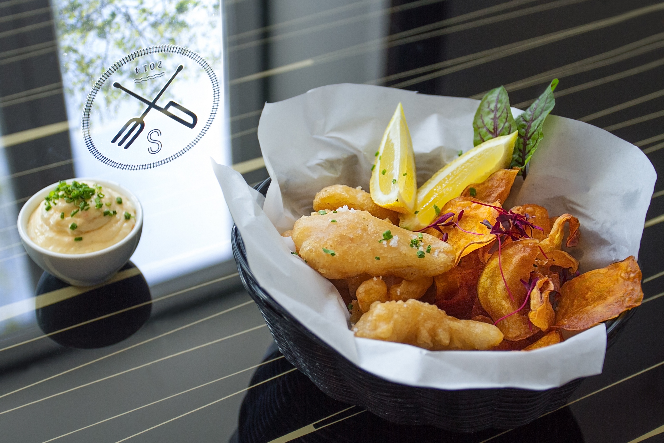 Lascas de bacalhau fritas com polme de cerveja preta e gengibre - Terra ...